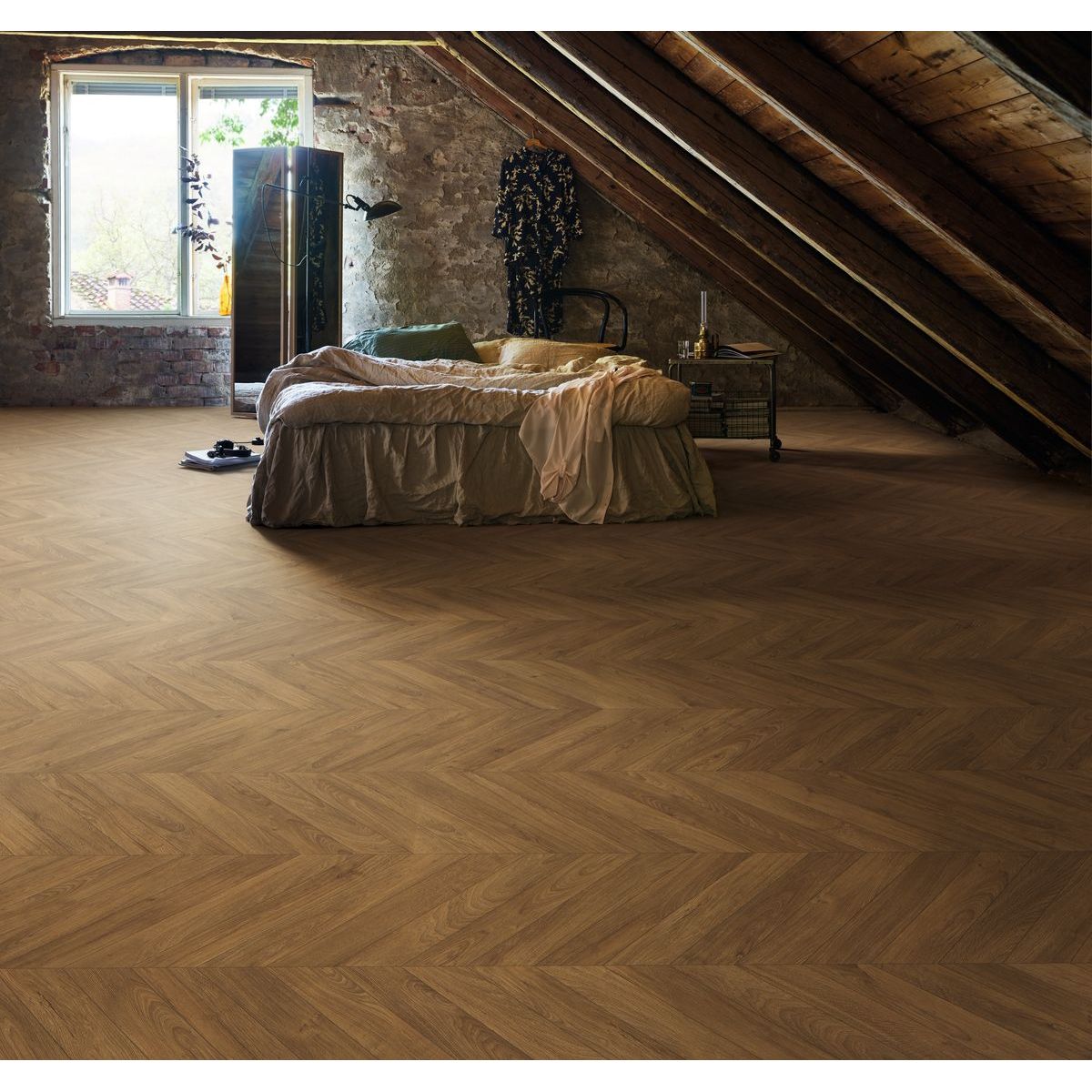 Laminaatti Pergo Living Expression Vasa 2V Dark Chevron Oak 1,901 m² ...